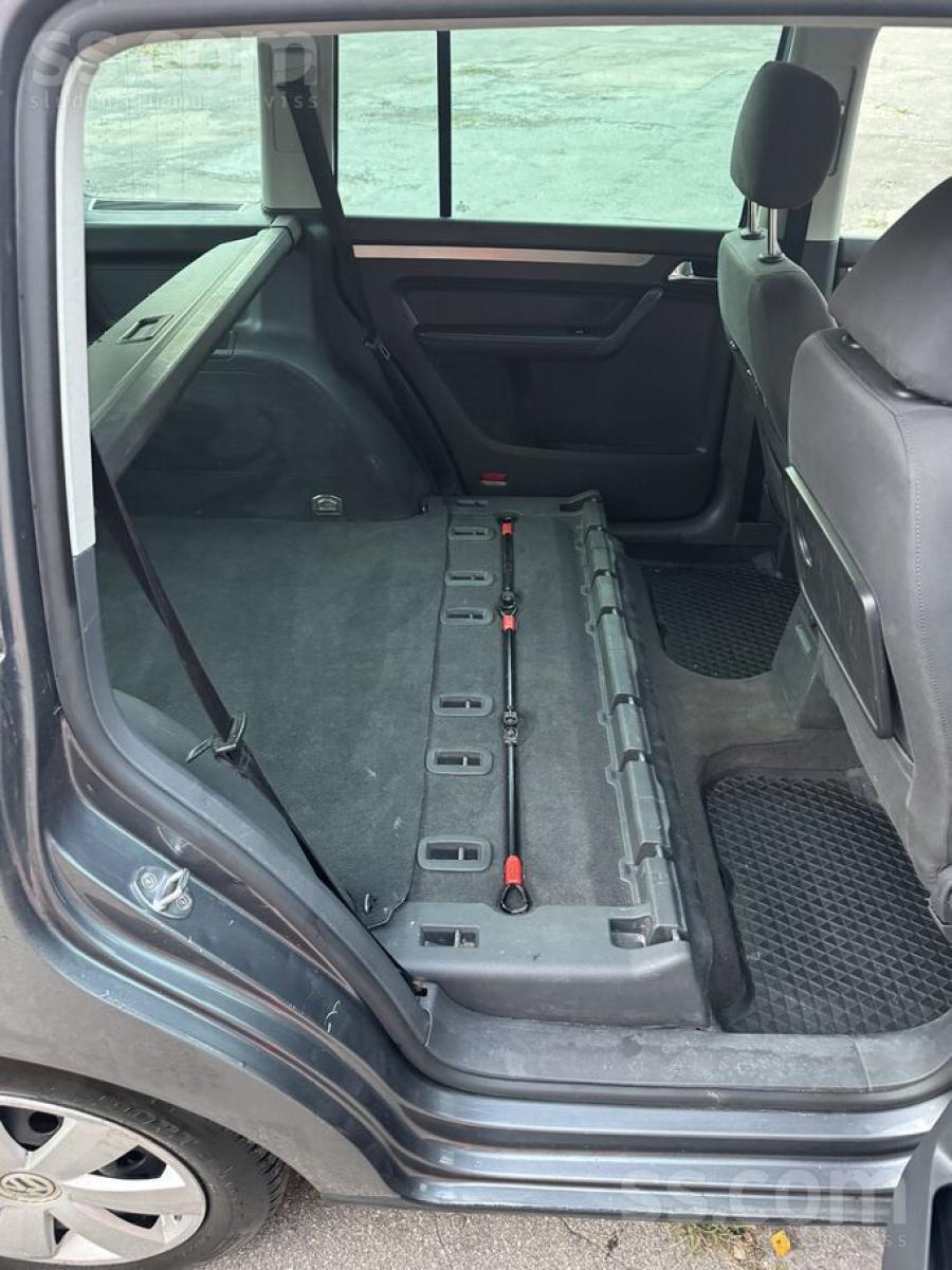 Pelēks Volkswagen Touran 2005 Rīga, ar dzinēja tilpumu 1.90 L un nobraukumu 344 tūkst. km par 1800 €, foto 8 vietnē AUTOMOTO.COM.LV