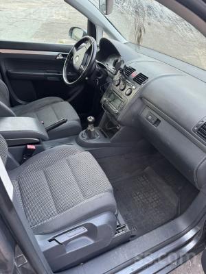 Pelēks Volkswagen Touran 2005 Rīga, ar dzinēja tilpumu 1.90 L un nobraukumu 344 tūkst. km par 1800 €, foto 9 vietnē AUTOMOTO.COM.LV