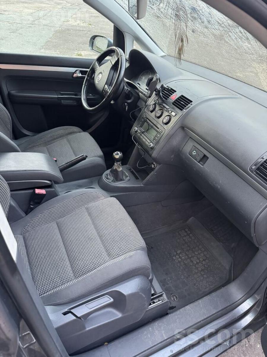 Pelēks Volkswagen Touran 2005 Rīga, ar dzinēja tilpumu 1.90 L un nobraukumu 344 tūkst. km par 1800 €, foto 9 vietnē AUTOMOTO.COM.LV