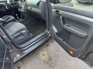 Pelēks Volkswagen Touran 2005 Rīga, ar dzinēja tilpumu 1.90 L un nobraukumu 344 tūkst. km par 1800 €, foto 10 vietnē AUTOMOTO.COM.LV
