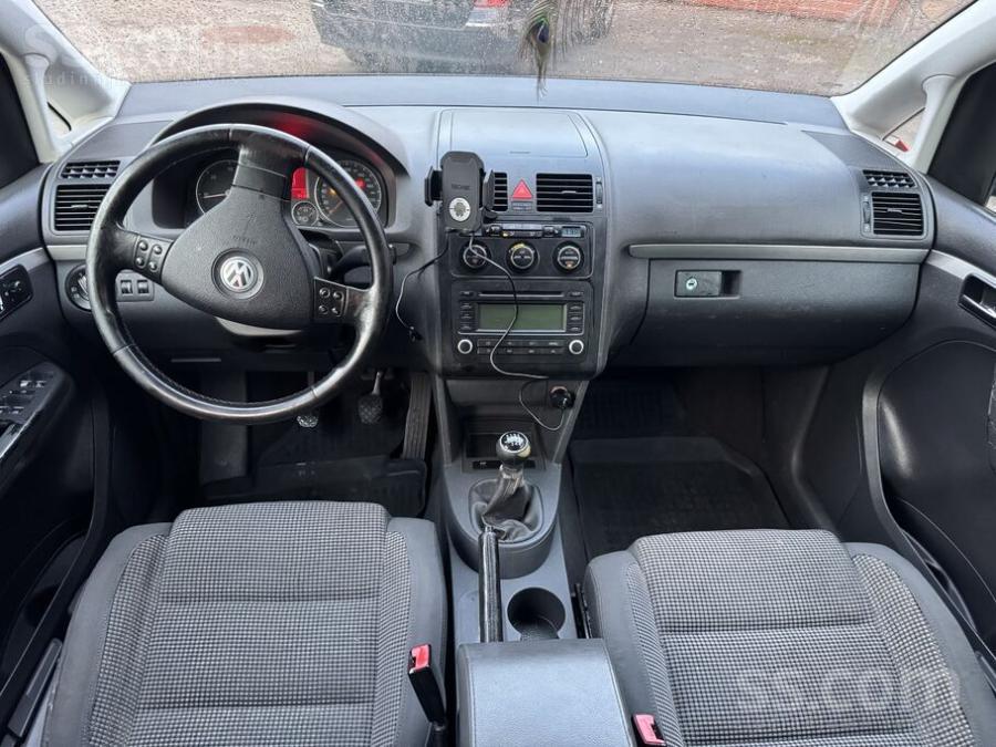Pelēks Volkswagen Touran 2005 Rīga, ar dzinēja tilpumu 1.90 L un nobraukumu 344 tūkst. km par 1800 €, foto 14 vietnē AUTOMOTO.COM.LV