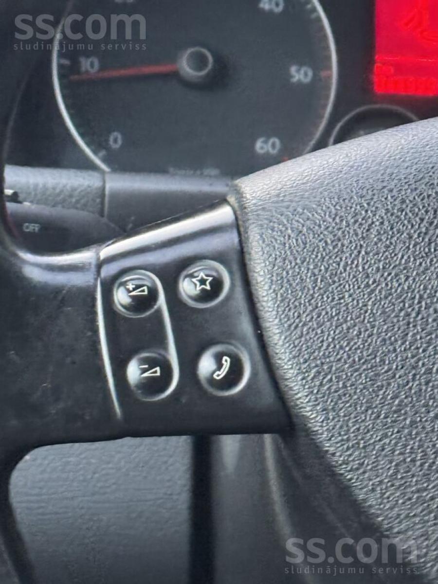 Pelēks Volkswagen Touran 2005 Rīga, ar dzinēja tilpumu 1.90 L un nobraukumu 344 tūkst. km par 1800 €, foto 16 vietnē AUTOMOTO.COM.LV