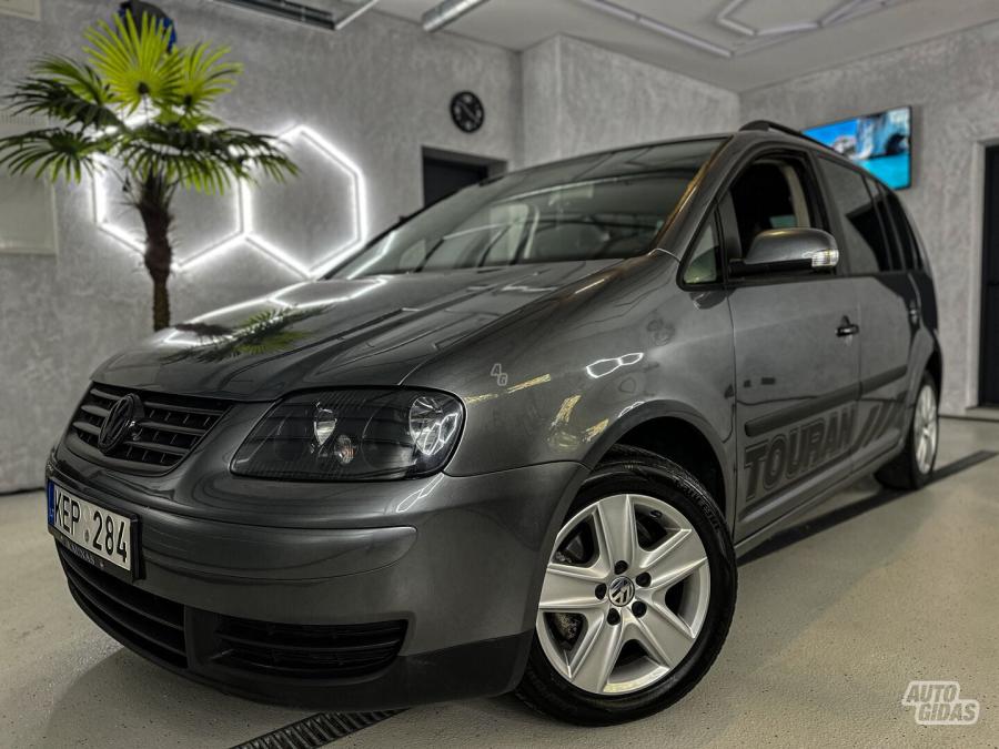 Pelēks Volkswagen Touran 2005 Kauņa, ar dzinēja tilpumu 1.90 L un nobraukumu 323 tūkst. km par 2650 €, foto 1 vietnē AUTOMOTO.COM.LV