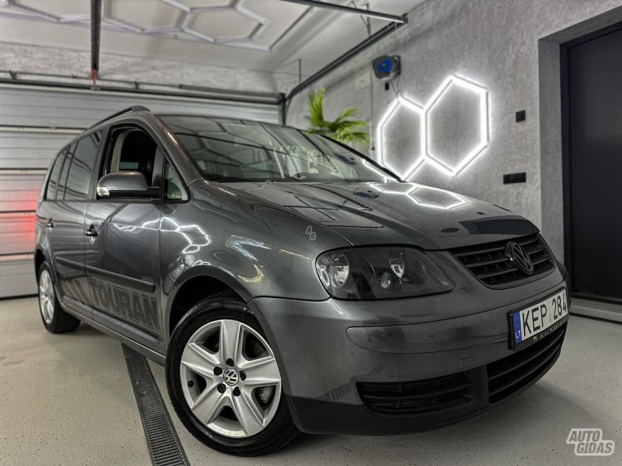 Pelēks Volkswagen Touran 2005 Kauņa, ar dzinēja tilpumu 1.90 L un nobraukumu 323 tūkst. km par 2650 €, foto 4 vietnē AUTOMOTO.COM.LV