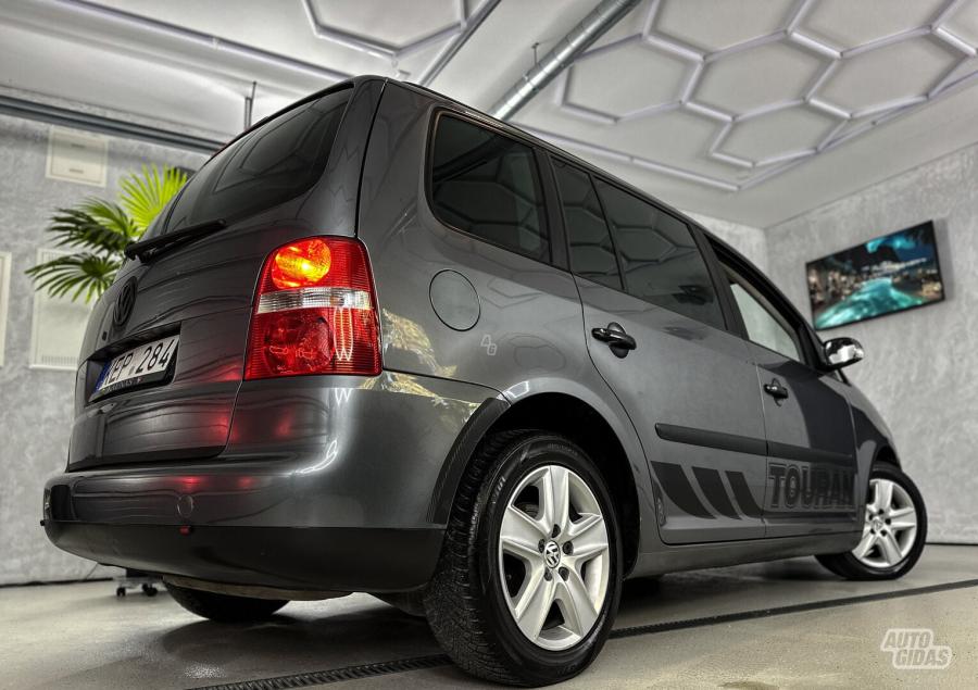 Pelēks Volkswagen Touran 2005 Kauņa, ar dzinēja tilpumu 1.90 L un nobraukumu 323 tūkst. km par 2650 €, foto 7 vietnē AUTOMOTO.COM.LV