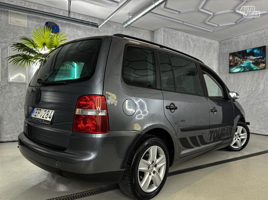 Pelēks Volkswagen Touran 2005 Kauņa, ar dzinēja tilpumu 1.90 L un nobraukumu 323 tūkst. km par 2650 €, foto 9 vietnē AUTOMOTO.COM.LV