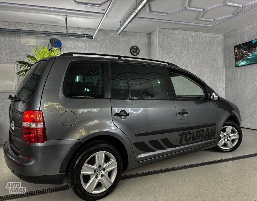 Pelēks Volkswagen Touran 2005 Kauņa, ar dzinēja tilpumu 1.90 L un nobraukumu 323 tūkst. km par 2650 €, foto 11 vietnē AUTOMOTO.COM.LV