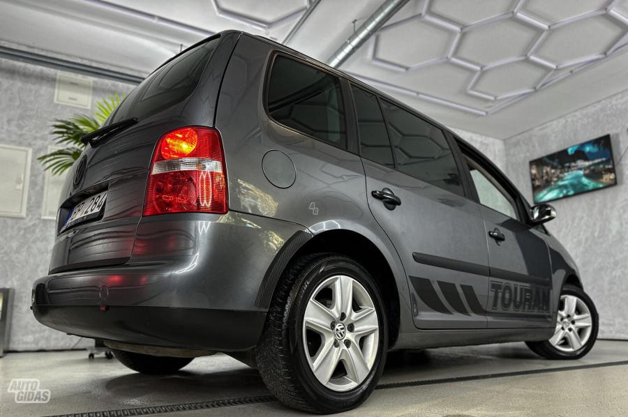 Pelēks Volkswagen Touran 2005 Kauņa, ar dzinēja tilpumu 1.90 L un nobraukumu 323 tūkst. km par 2650 €, foto 13 vietnē AUTOMOTO.COM.LV
