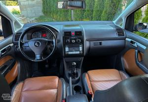 Pelēks Volkswagen Touran 2005 Kauņa, ar dzinēja tilpumu 1.90 L un nobraukumu 323 tūkst. km par 2650 €, foto 23 vietnē AUTOMOTO.COM.LV