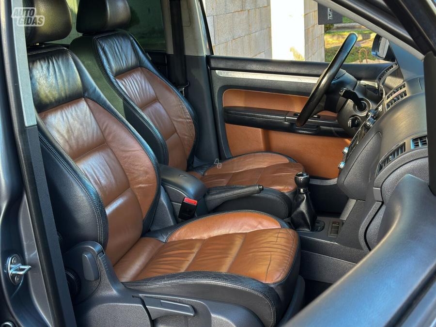 Pelēks Volkswagen Touran 2005 Kauņa, ar dzinēja tilpumu 1.90 L un nobraukumu 323 tūkst. km par 2650 €, foto 24 vietnē AUTOMOTO.COM.LV