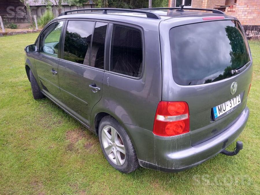 Grey Volkswagen Touran 2006 in Tukums, with an engine capacity of 1.90 L and mileage of 319 thousand km for 3700 €, photo 2 on AUTOMOTO.COM.LV