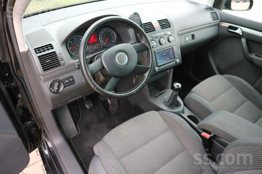 Pelēks Volkswagen Touran 2006 Rīga, ar dzinēja tilpumu 2.00 L un nobraukumu 289 tūkst. km par 3250 €, foto 14 vietnē AUTOMOTO.COM.LV