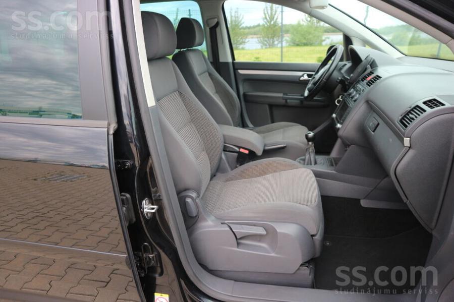 Pelēks Volkswagen Touran 2006 Rīga, ar dzinēja tilpumu 2.00 L un nobraukumu 289 tūkst. km par 3250 €, foto 23 vietnē AUTOMOTO.COM.LV
