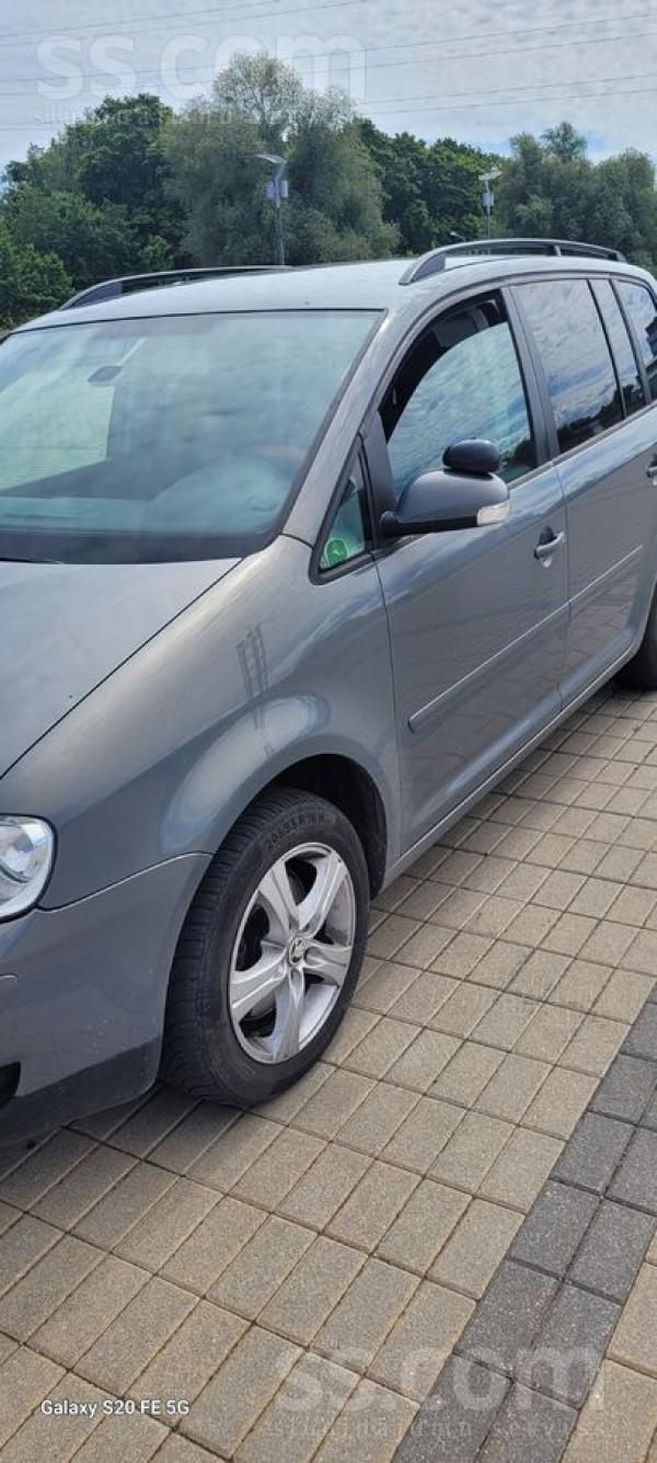 Pelēks Volkswagen Touran 2006 Rīga, ar dzinēja tilpumu 2.00 L un nobraukumu 280 tūkst. km par 3250 €, foto 4 vietnē AUTOMOTO.COM.LV