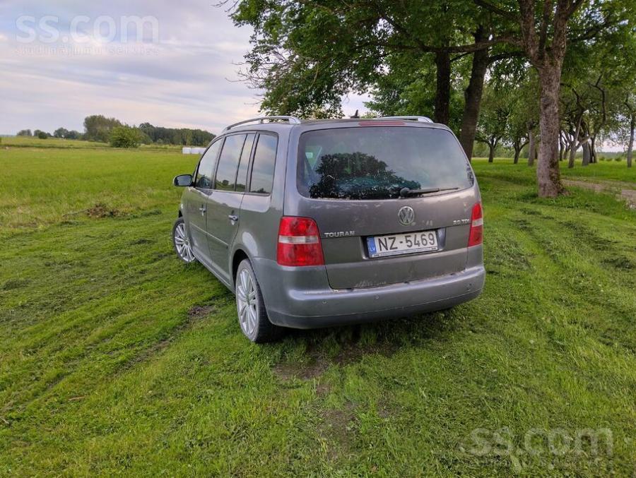 Grey Volkswagen Touran 2006 in Preili, with an engine capacity of 2.00 L and mileage of 299 thousand km for 3450 €, photo 3 on AUTOMOTO.COM.LV