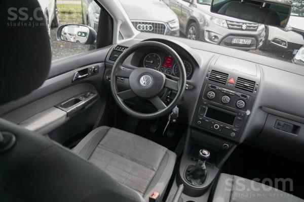 Pelēks Volkswagen Touran 2006 Rīga, ar dzinēja tilpumu 2.00 L un nobraukumu 278 tūkst. km par 2990 €, foto 7 vietnē AUTOMOTO.COM.LV