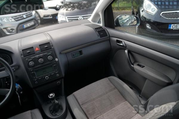 Pelēks Volkswagen Touran 2006 Rīga, ar dzinēja tilpumu 2.00 L un nobraukumu 278 tūkst. km par 2990 €, foto 9 vietnē AUTOMOTO.COM.LV