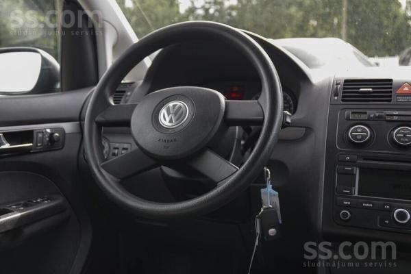 Pelēks Volkswagen Touran 2006 Rīga, ar dzinēja tilpumu 2.00 L un nobraukumu 278 tūkst. km par 2990 €, foto 10 vietnē AUTOMOTO.COM.LV