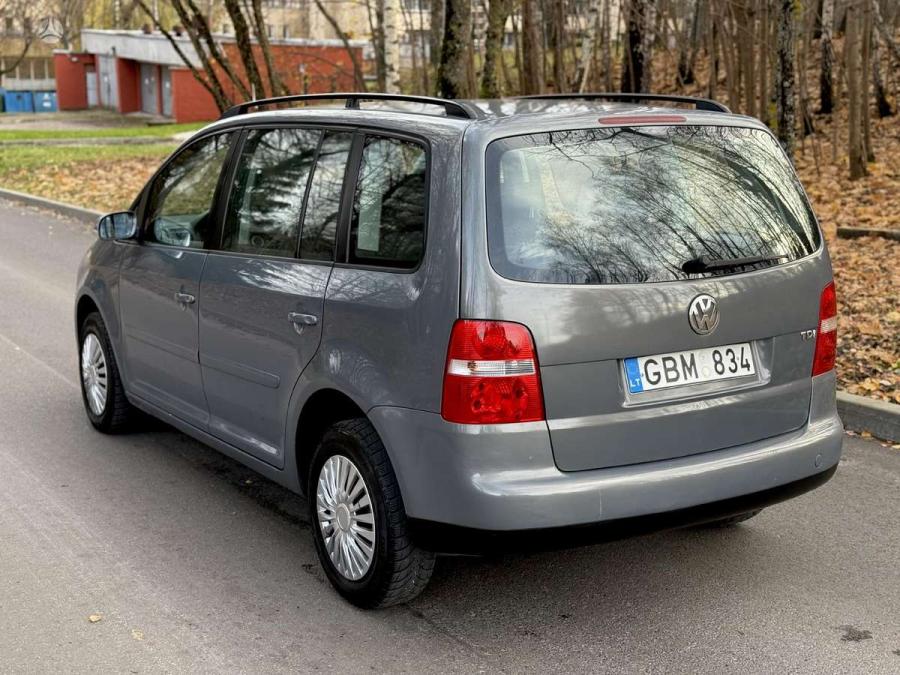 Grey Volkswagen Touran 2006 in Vilnius, with an engine capacity of 1.90 L and mileage of 279 thousand km for 2900 €, photo 4 on AUTOMOTO.COM.LV