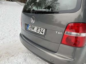 Pelēks Volkswagen Touran 2006 Viļņa, ar dzinēja tilpumu 1.97 L un nobraukumu 290 tūkst. km par 2600 €, foto 5 vietnē AUTOMOTO.COM.LV