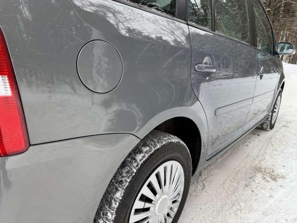 Pelēks Volkswagen Touran 2006 Viļņa, ar dzinēja tilpumu 1.97 L un nobraukumu 290 tūkst. km par 2700 €, foto 6 vietnē AUTOMOTO.COM.LV