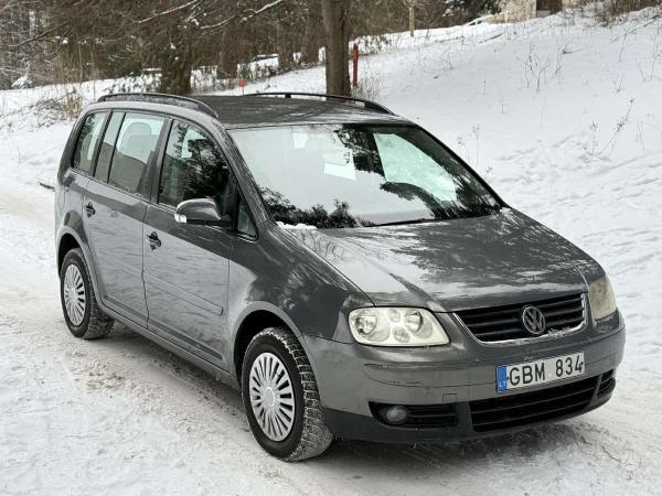 Pelēks Volkswagen Touran 2006 Viļņa, ar dzinēja tilpumu 1.90 L un nobraukumu 285 tūkst. km par 2700 €, foto 1 vietnē AUTOMOTO.COM.LV