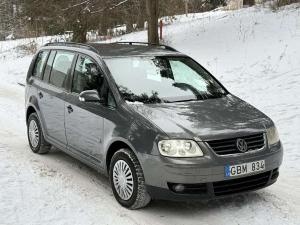 Pelēks Volkswagen Touran 2006 Viļņa, ar dzinēja tilpumu 1.90 L un nobraukumu 285 tūkst. km par 2700 €, foto  vietnē AUTOMOTO.COM.LV