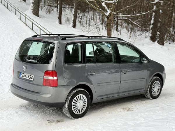 Pelēks Volkswagen Touran 2006 Viļņa, ar dzinēja tilpumu 1.90 L un nobraukumu 285 tūkst. km par 2700 €, foto 4 vietnē AUTOMOTO.COM.LV