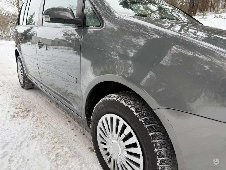 Pelēks Volkswagen Touran 2006 Viļņa, ar dzinēja tilpumu 1.90 L un nobraukumu 285 tūkst. km par 2700 €, foto 7 vietnē AUTOMOTO.COM.LV