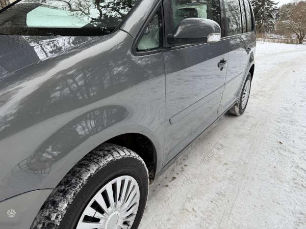 Pelēks Volkswagen Touran 2006 Viļņa, ar dzinēja tilpumu 1.90 L un nobraukumu 285 tūkst. km par 2700 €, foto 8 vietnē AUTOMOTO.COM.LV