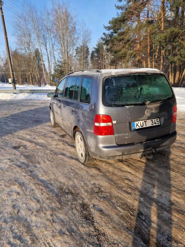 Grey Volkswagen Touran 2006 in Jurbarkas, with an engine capacity of 1.90 L and mileage of 335 thousand km for 2750 €, photo 4 on AUTOMOTO.COM.LV