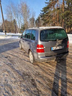 Grey Volkswagen Touran 2006 in Jurbarkas, with an engine capacity of 1.90 L and mileage of 335 thousand km for 2750 €, photo 4 on AUTOMOTO.COM.LV