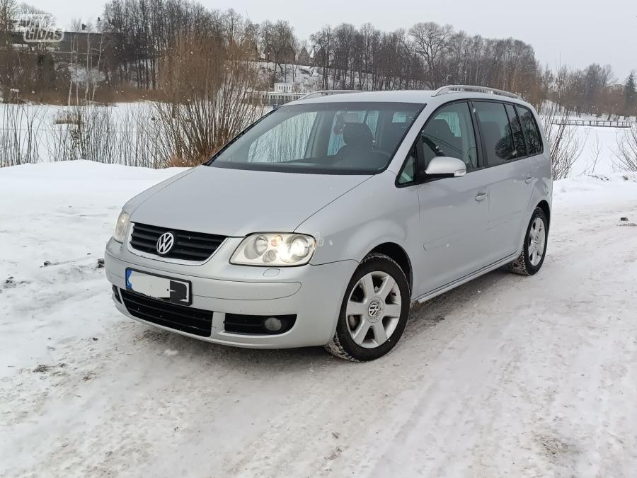 Pelēks Volkswagen Touran 2006 Šauļi, ar dzinēja tilpumu 2.00 L un nobraukumu 3 tūkst. km par 2200 €, foto 1 vietnē AUTOMOTO.COM.LV