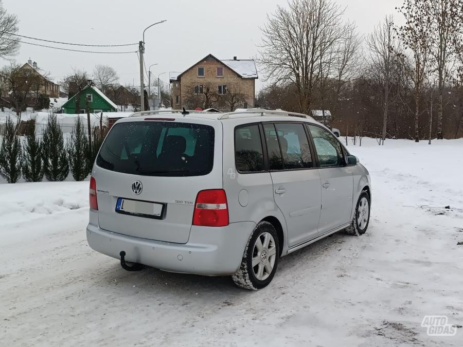 Pelēks Volkswagen Touran 2006 Šauļi, ar dzinēja tilpumu 2.00 L un nobraukumu 3 tūkst. km par 2200 €, foto 4 vietnē AUTOMOTO.COM.LV