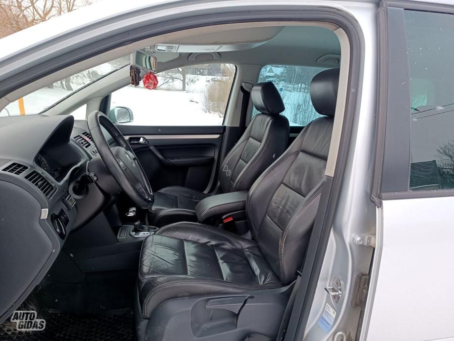Pelēks Volkswagen Touran 2006 Šauļi, ar dzinēja tilpumu 2.00 L un nobraukumu 3 tūkst. km par 2200 €, foto 10 vietnē AUTOMOTO.COM.LV