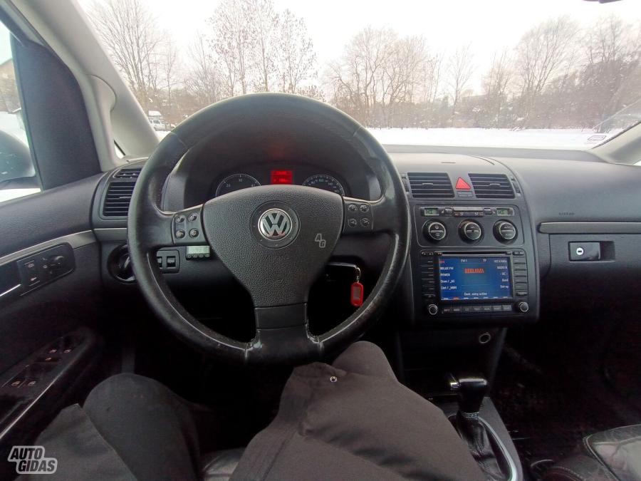 Pelēks Volkswagen Touran 2006 Šauļi, ar dzinēja tilpumu 2.00 L un nobraukumu 3 tūkst. km par 2200 €, foto 16 vietnē AUTOMOTO.COM.LV