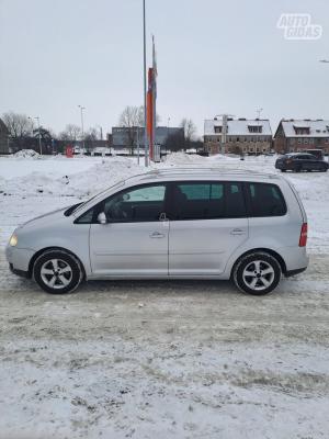 Grey Volkswagen Touran 2006 in Klaipeda, with an engine capacity of 2.00 L and mileage of 325 thousand km for 1750 €, photo 4 on AUTOMOTO.COM.LV