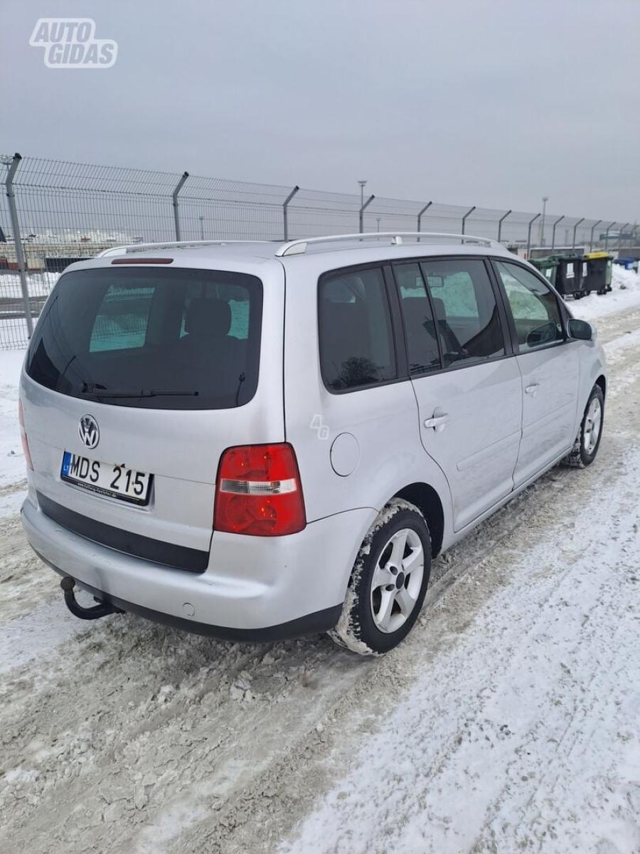 Grey Volkswagen Touran 2006 in Klaipeda, with an engine capacity of 2.00 L and mileage of 325 thousand km for 1750 €, photo 7 on AUTOMOTO.COM.LV