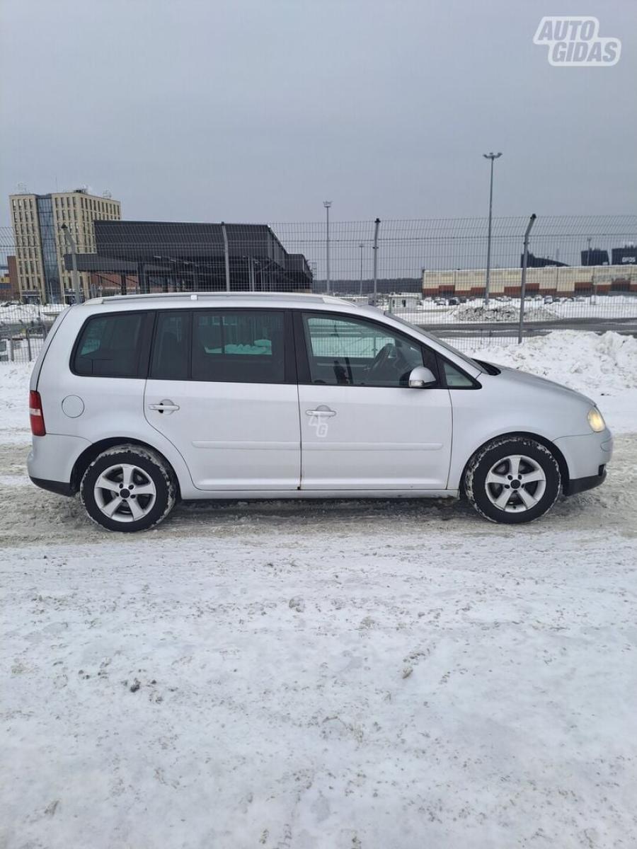 Grey Volkswagen Touran 2006 in Klaipeda, with an engine capacity of 2.00 L and mileage of 325 thousand km for 1750 €, photo 8 on AUTOMOTO.COM.LV