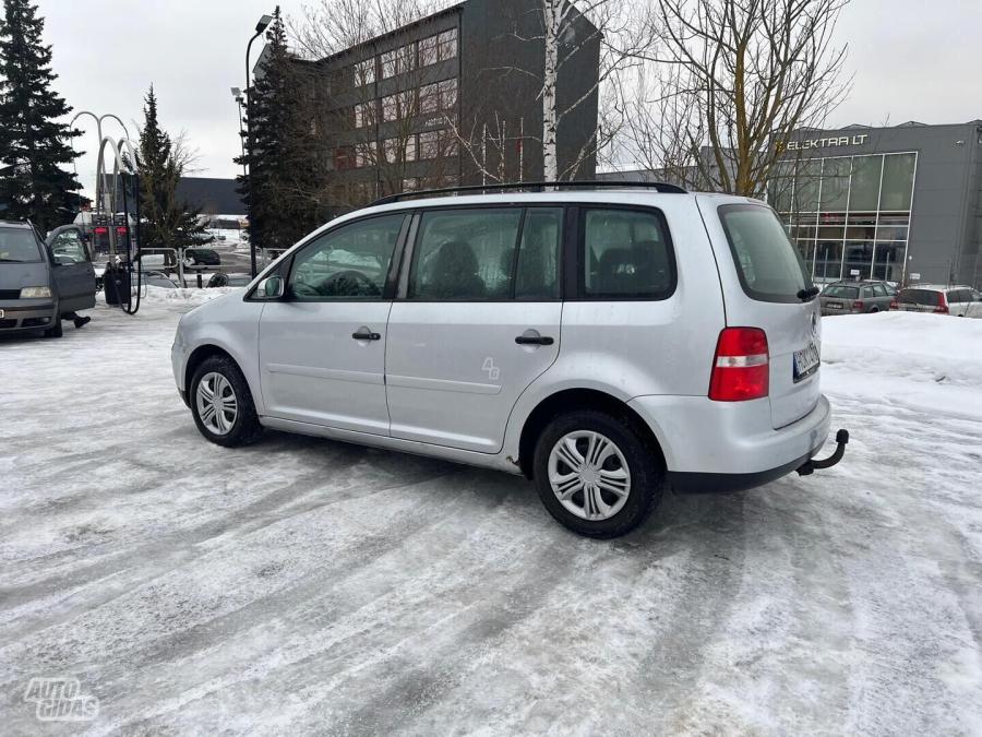Pelēks Volkswagen Touran 2006 Kauņa, ar dzinēja tilpumu 2.00 L un nobraukumu 12 tūkst. km par 1550 €, foto 1 vietnē AUTOMOTO.COM.LV