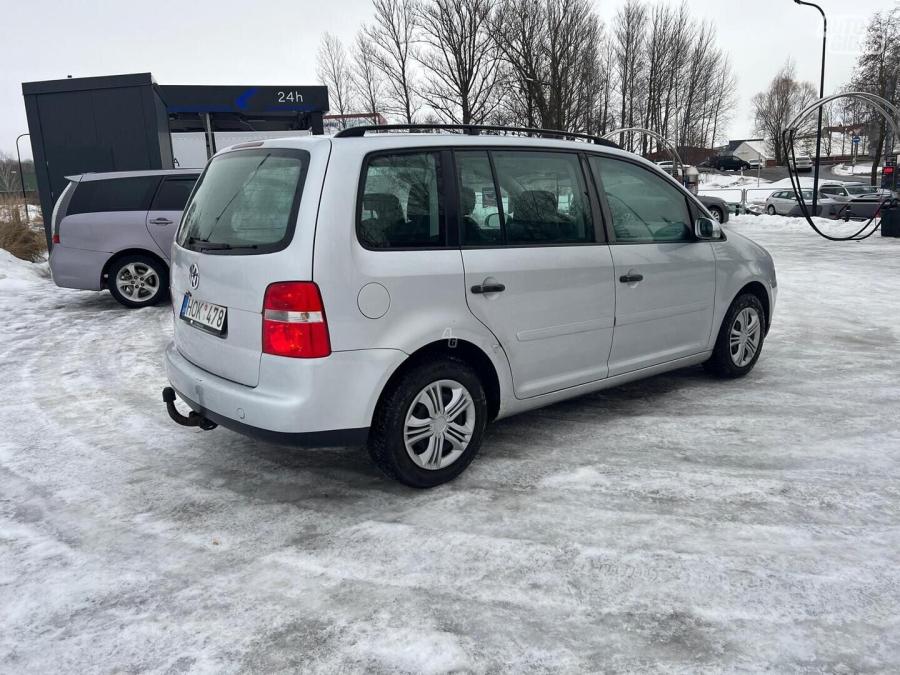 Pelēks Volkswagen Touran 2006 Kauņa, ar dzinēja tilpumu 2.00 L un nobraukumu 12 tūkst. km par 1550 €, foto 3 vietnē AUTOMOTO.COM.LV