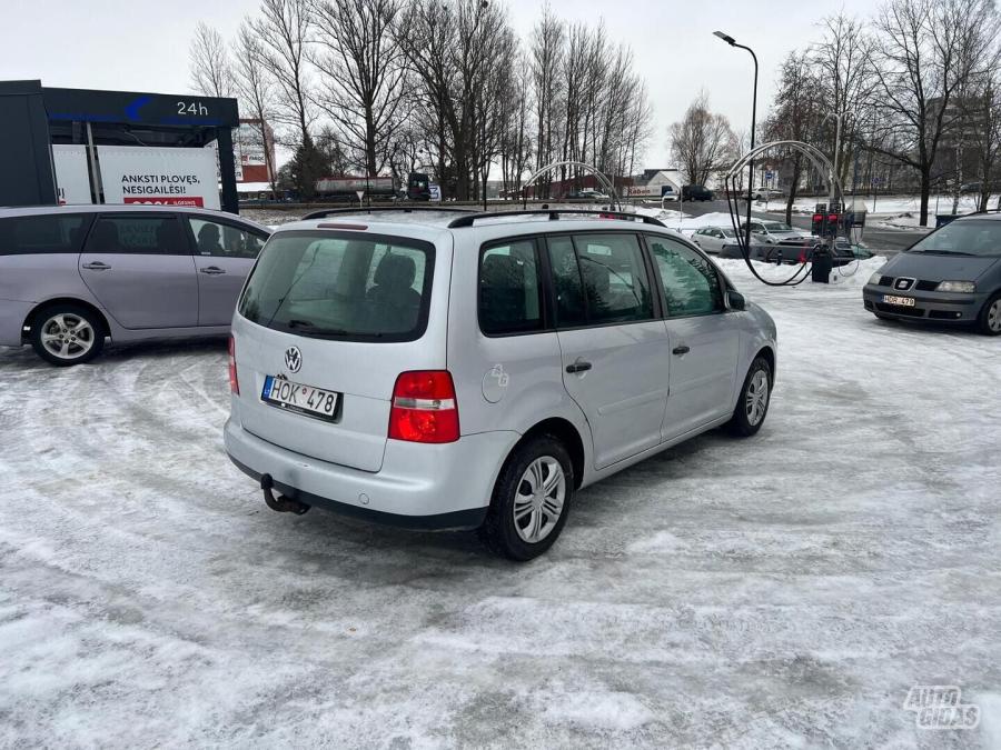 Pelēks Volkswagen Touran 2006 Kauņa, ar dzinēja tilpumu 2.00 L un nobraukumu 12 tūkst. km par 1550 €, foto 4 vietnē AUTOMOTO.COM.LV
