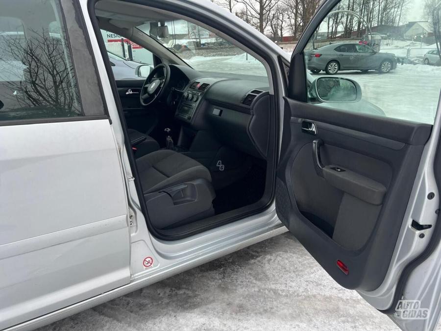 Pelēks Volkswagen Touran 2006 Kauņa, ar dzinēja tilpumu 2.00 L un nobraukumu 12 tūkst. km par 1550 €, foto 16 vietnē AUTOMOTO.COM.LV