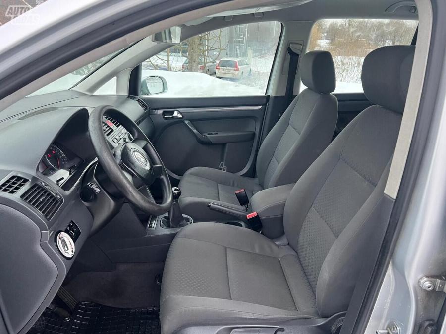 Pelēks Volkswagen Touran 2006 Kauņa, ar dzinēja tilpumu 2.00 L un nobraukumu 12 tūkst. km par 1550 €, foto 24 vietnē AUTOMOTO.COM.LV