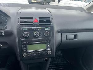 Pelēks Volkswagen Touran 2006 Kauņa, ar dzinēja tilpumu 2.00 L un nobraukumu 12 tūkst. km par 1550 €, foto 25 vietnē AUTOMOTO.COM.LV