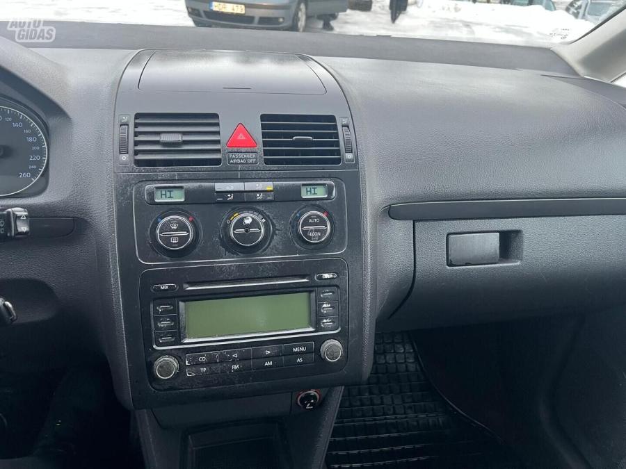 Pelēks Volkswagen Touran 2006 Kauņa, ar dzinēja tilpumu 2.00 L un nobraukumu 12 tūkst. km par 1550 €, foto 25 vietnē AUTOMOTO.COM.LV