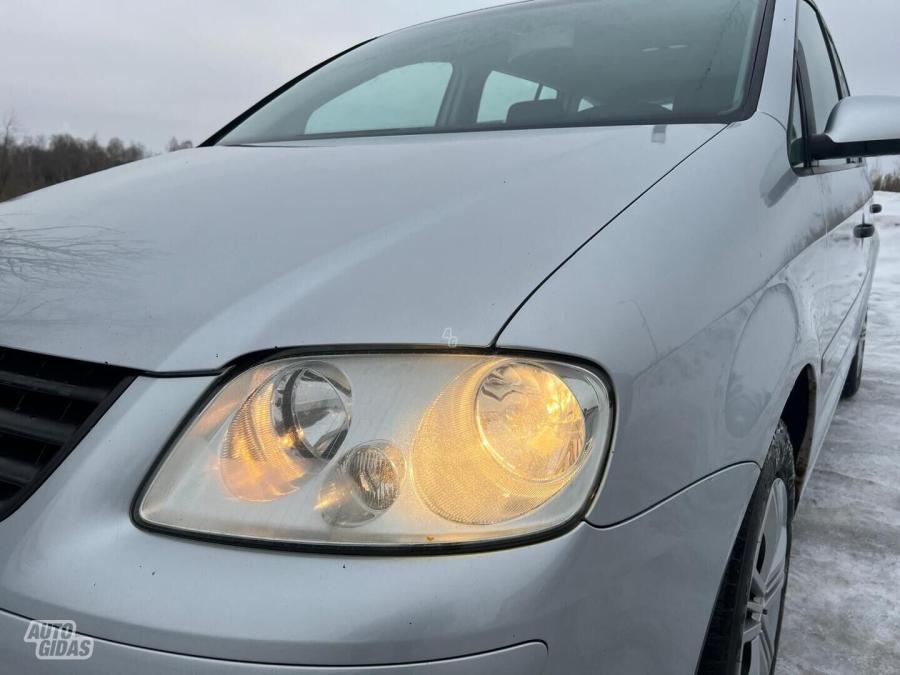 Pelēks Volkswagen Touran 2006 Kauņa, ar dzinēja tilpumu 2.00 L un nobraukumu 12 tūkst. km par 1550 €, foto 27 vietnē AUTOMOTO.COM.LV