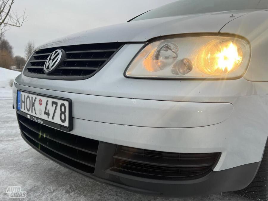 Pelēks Volkswagen Touran 2006 Kauņa, ar dzinēja tilpumu 2.00 L un nobraukumu 12 tūkst. km par 1550 €, foto 28 vietnē AUTOMOTO.COM.LV