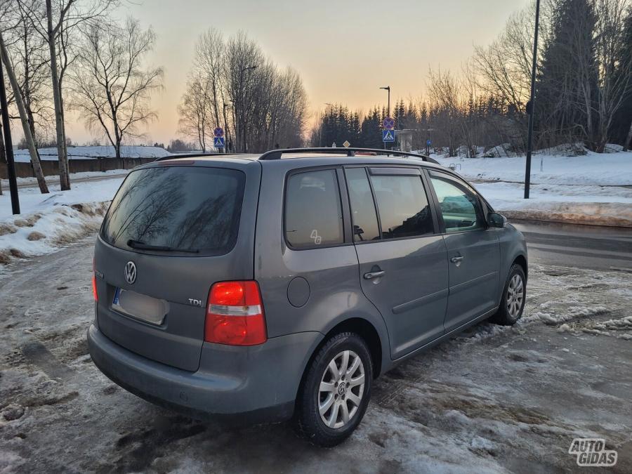 Pelēks Volkswagen Touran 2006 Viļņa, ar dzinēja tilpumu 1.90 L un nobraukumu 360 tūkst. km par 1450 €, foto 6 vietnē AUTOMOTO.COM.LV