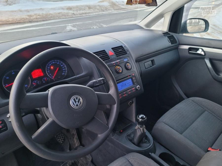 Pelēks Volkswagen Touran 2006 Viļņa, ar dzinēja tilpumu 1.90 L un nobraukumu 360 tūkst. km par 1450 €, foto 11 vietnē AUTOMOTO.COM.LV